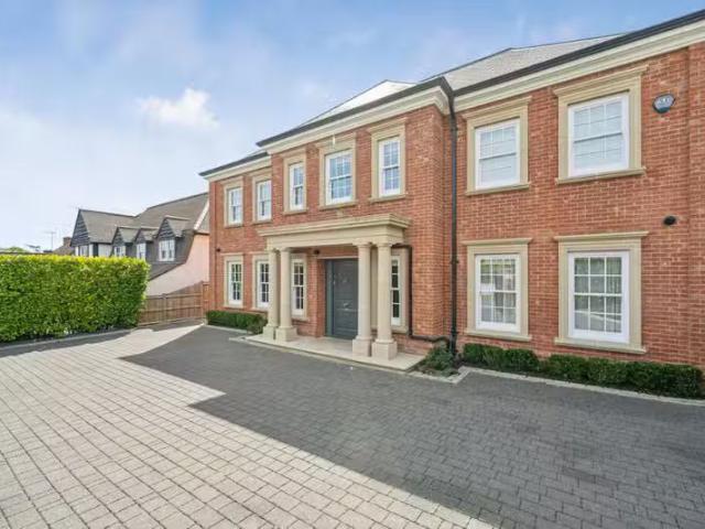 6 bedroom detached house for rent in Mizen Close, Cobham, KT11