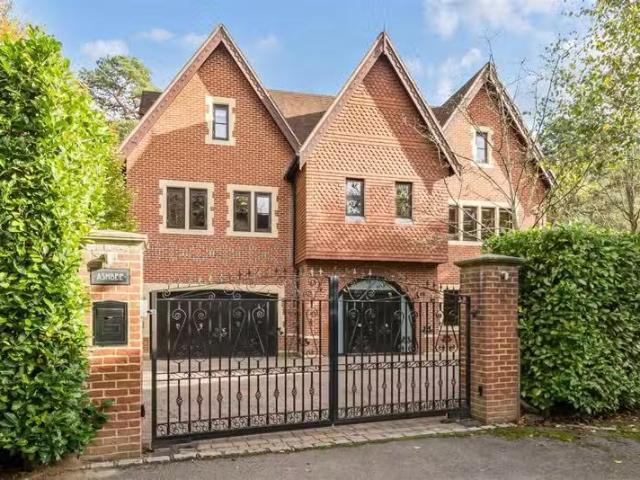 6 bedroom detached house for rent in Sandy Lane, Kingswood, KT20