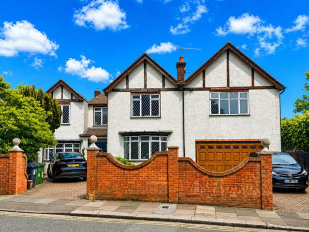 6 bedroom detached house for rent in Shepherds Road, Cassiobury, Watford, WD18