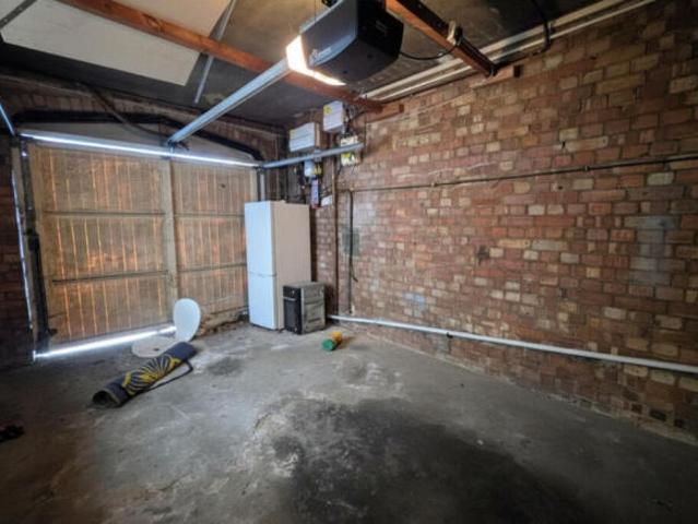 5 bedroom detached house for rent in Pampisford Road, London, CR8
