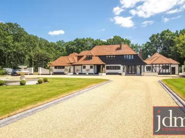 6 bedroom detached house for rent in Park Avenue, Farnborough.