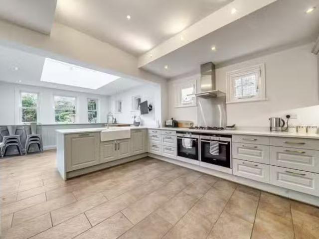 6 bedroom detached house for rent in Rodway Road, Bromley, Ken.