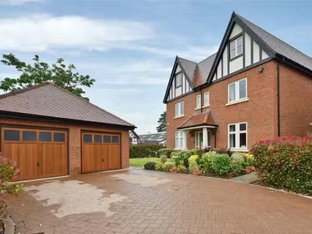 6 bedroom detached house for rent in Rutland Close, Taplow, Ma.