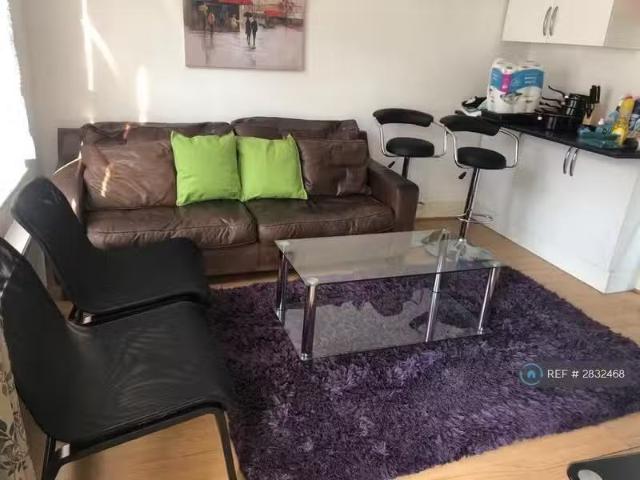 6 bedroom detached house for rent in Rupert Road, Guildford, GU2