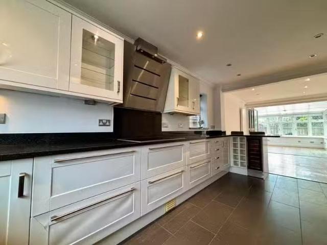 6 bedroom detached house for rent in Wagtail Walk, BR3