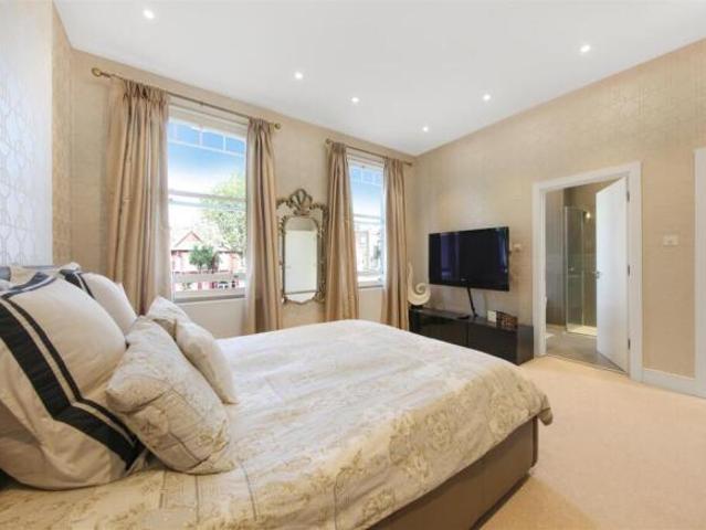 6 bedroom detached house for rent in Walm Lane, London, NW2