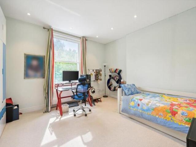 6 bedroom detached house for rent in Walm Lane, London NW2