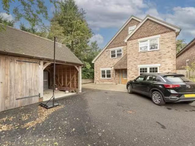 6 bedroom detached house for rent in Walnut Close Harpenden AL5