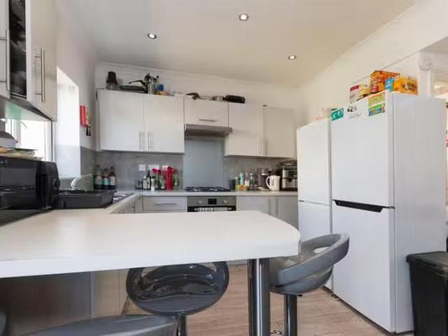 6 bedroom detached house for rent in Wycliffe Rd Winton Room L.