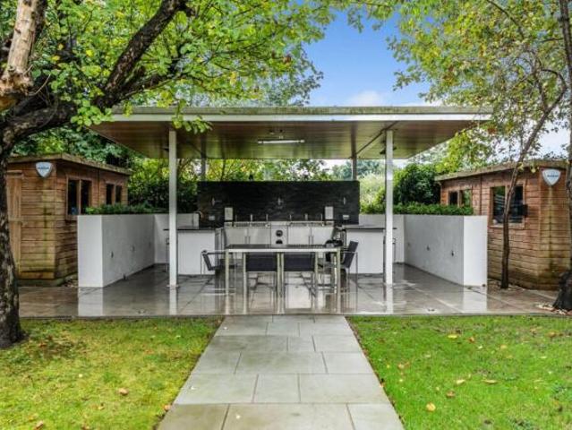 6 bedroom detached house for rent in The Bishops Avenue, Hampstead Garden Suburbs, N2