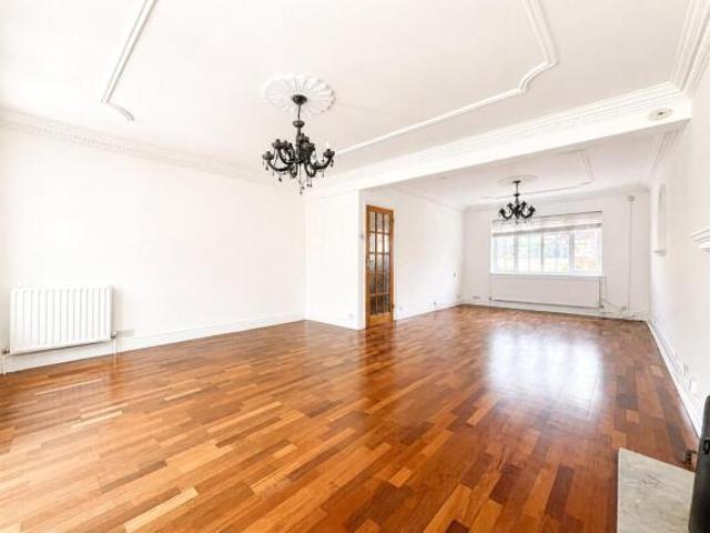 6 bedroom detached house for rent in The Close, Wilmington, Kent, DA2