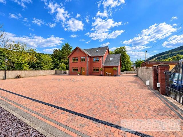 6 bedroom detached house for sale