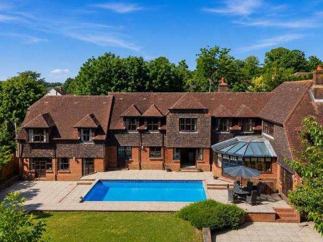 6 bedroom detached house for sale