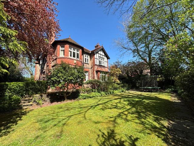 6 bedroom detached house for sale
