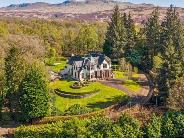 6 bedroom detached house for sale