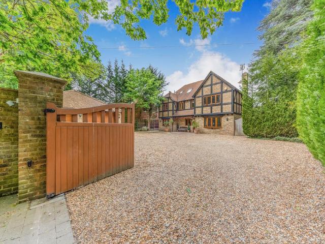 6 bedroom detached house for sale