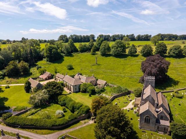 6 bedroom detached house for sale