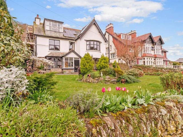 6 bedroom detached house for sale