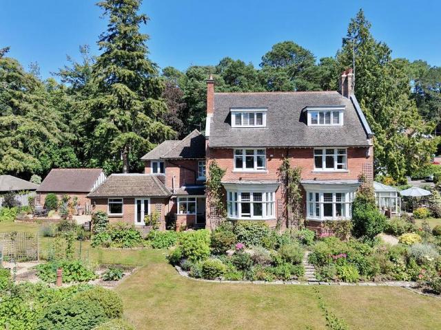 6 bedroom detached house for sale