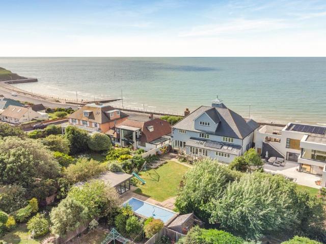 6 bedroom detached house for sale