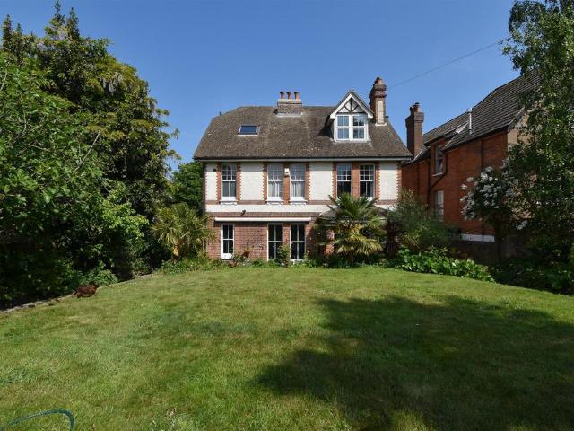 6 bedroom detached house for sale