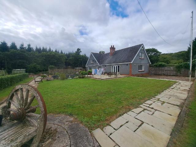 6 bedroom detached house for sale