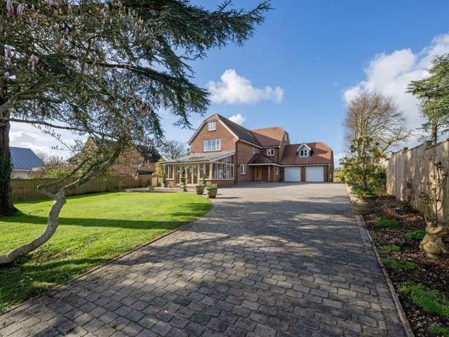 6 bedroom detached house for sale