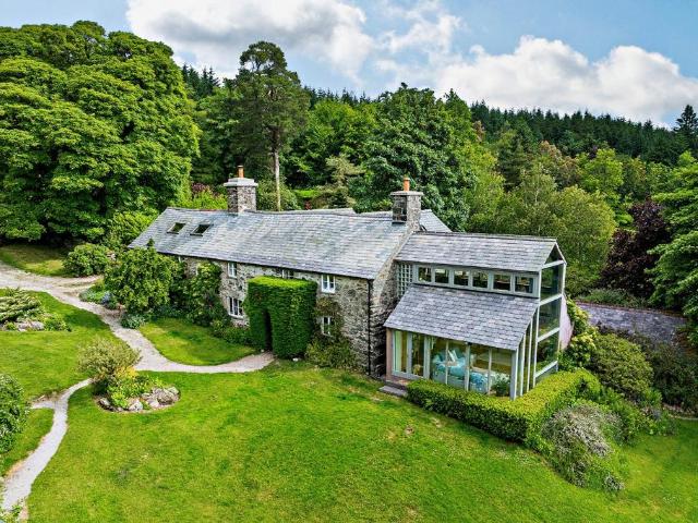 6 bedroom detached house for sale