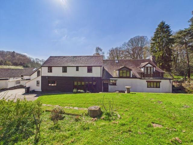 6 bedroom detached house for sale