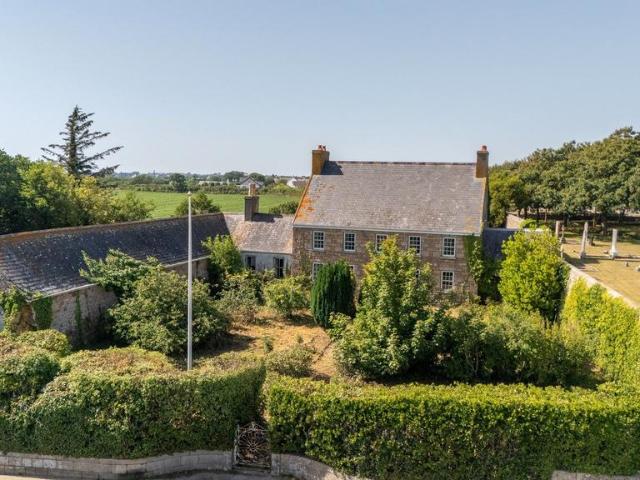 6 bedroom detached house for sale