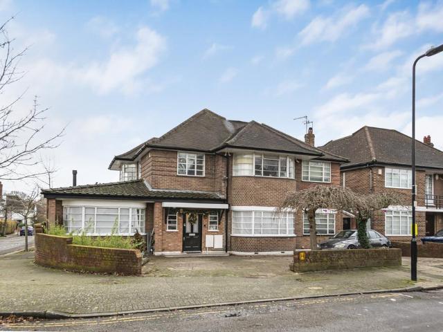 6 bedroom detached house for sale