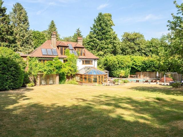 6 bedroom detached house for sale