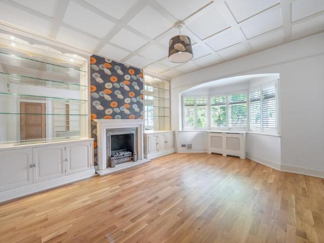 6 bedroom detached house for sale