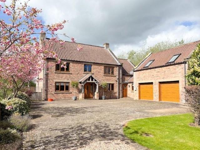 6 bedroom detached house for sale