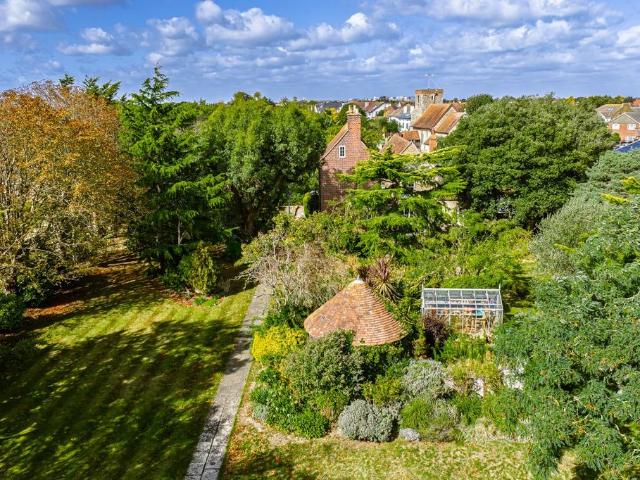 6 bedroom detached house for sale