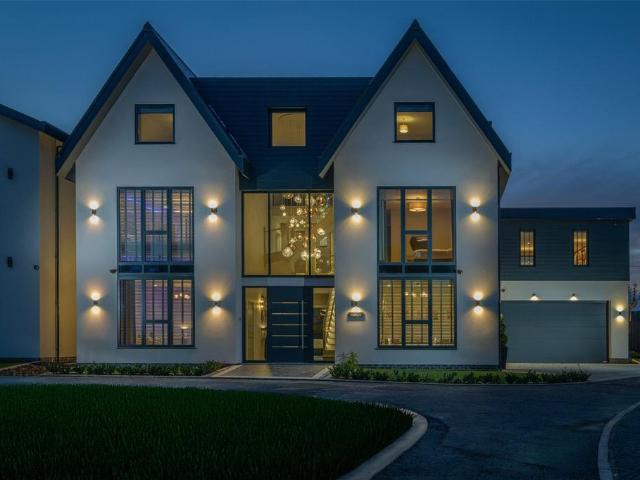 6 bedroom detached house for sale