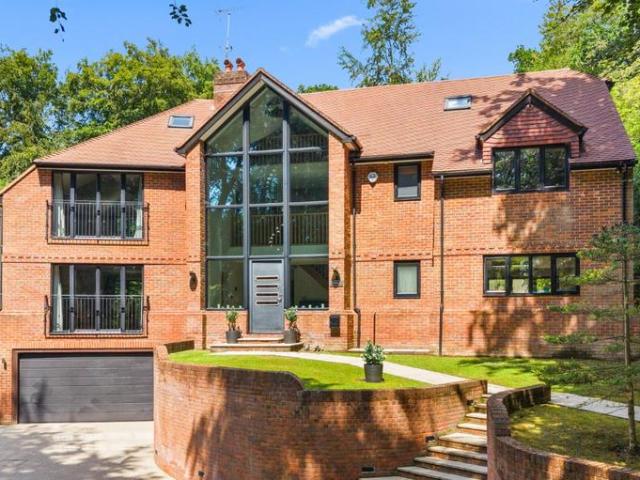 6 bedroom detached house for sale