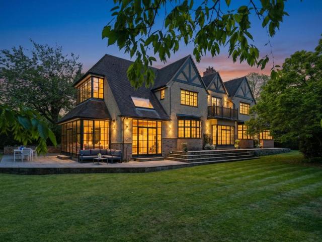 6 bedroom detached house for sale