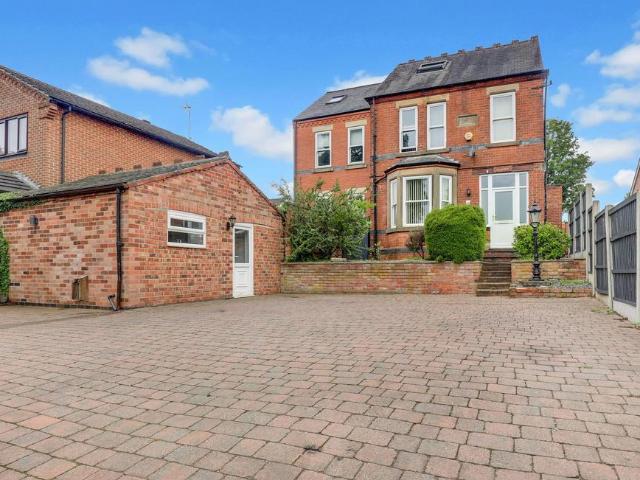 6 bedroom detached house for sale