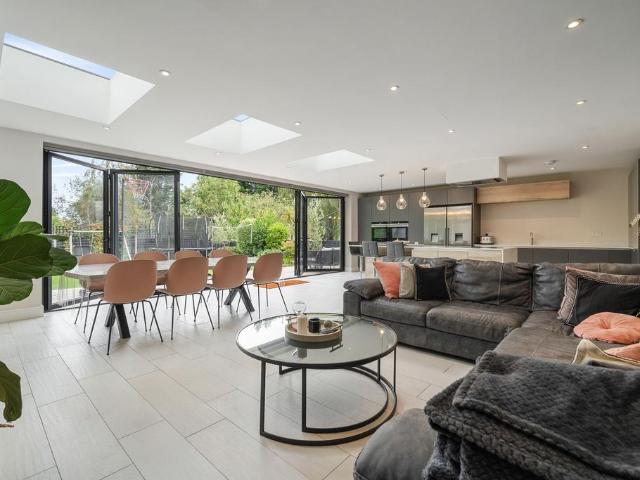 6 bedroom detached house for sale