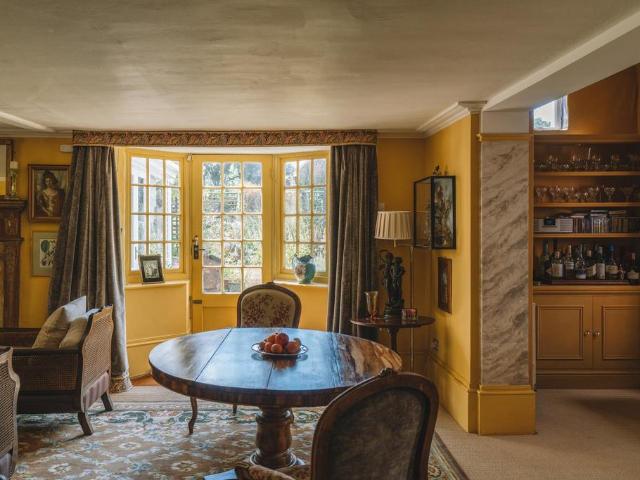 6 bedroom detached house for sale