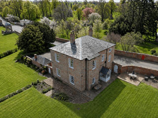 6 bedroom detached house for sale