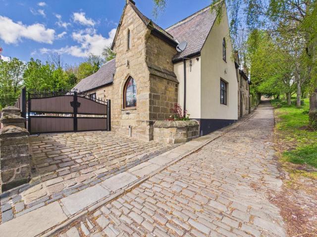 6 bedroom detached house for sale