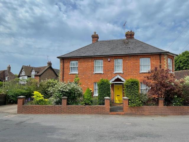 6 bedroom detached house for sale