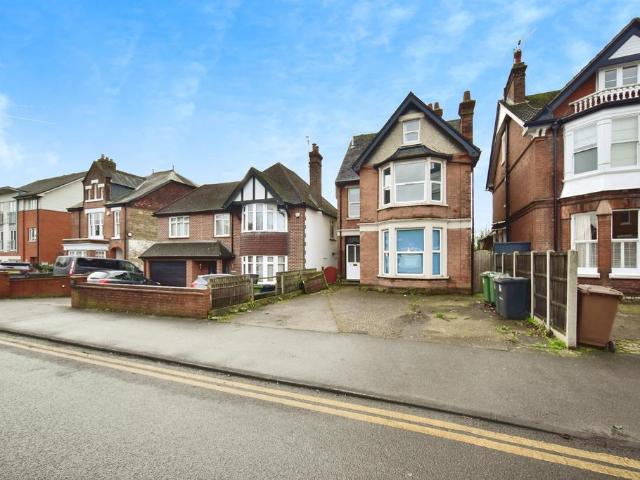 6 bedroom detached house for sale