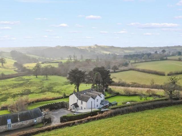 6 bedroom detached house for sale