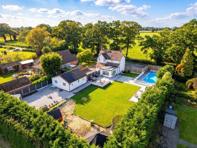 6 bedroom detached house for sale