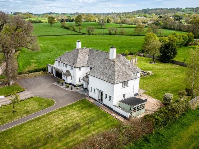 6 bedroom detached house for sale