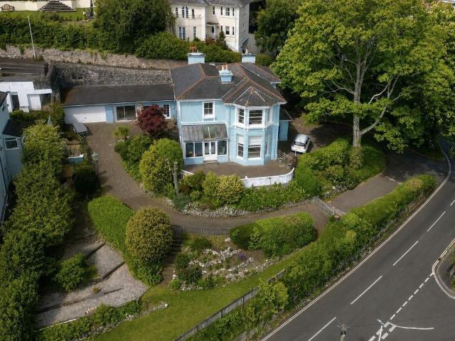 6 bedroom detached house for sale
