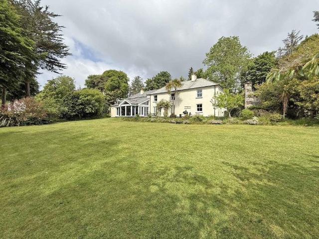 6 bedroom detached house for sale
